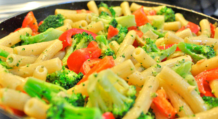 Ensalada de Fideos con Brócoli y Pollo – Famosa