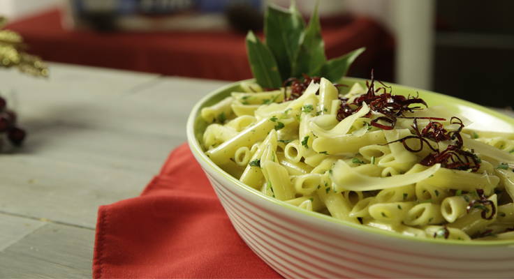 Fideos con Salsa de Cilantro y Queso Parmesano – Famosa